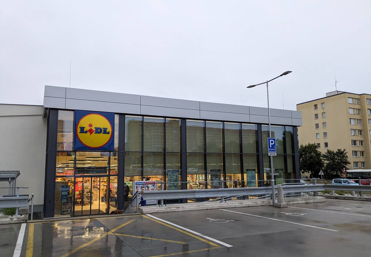 Obchody v Česku začaly dávat slevy na potraviny jen někomu. Ostatní ...