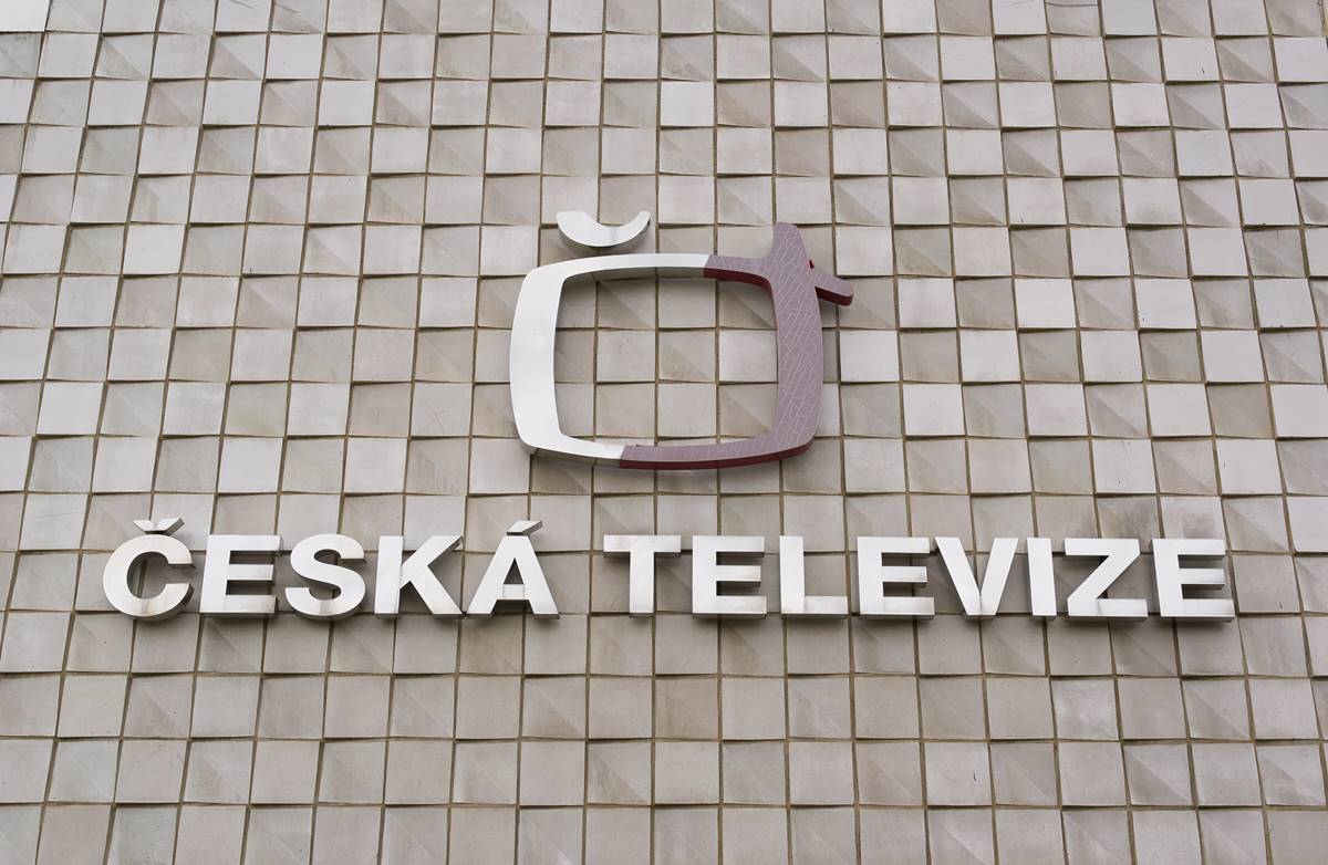 Na Českou televizi to prasklo, vyhazuje vaše peníze do kanálu. Odstupné ...